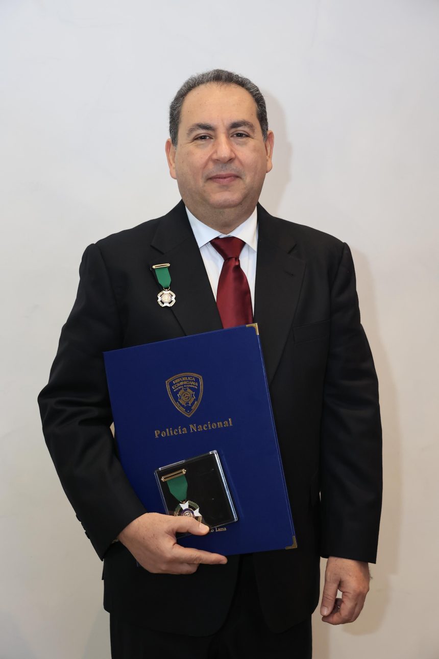 Doctor Mario Lama recibe Medalla al Mérito Policial 2025 por aportes al ...
